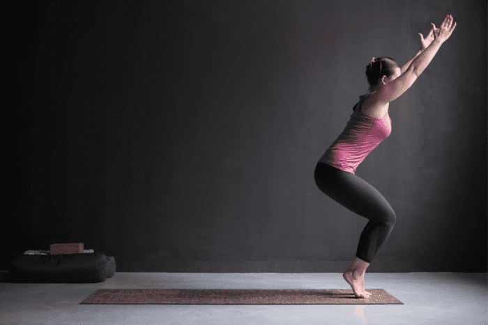 →Utkatasana: como fazer a postura da cadeira em 12 passos